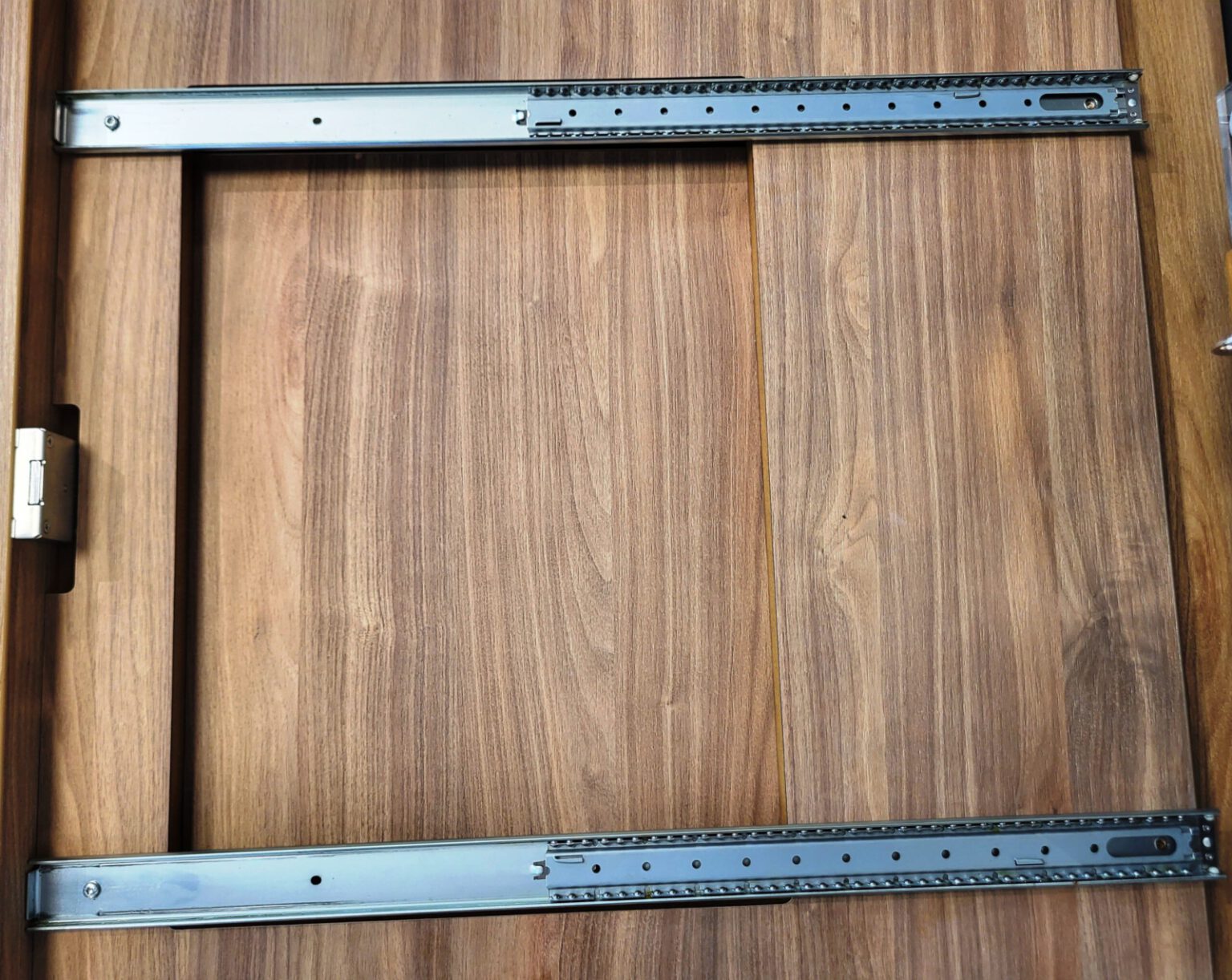 A pair of invisible underbody guides, drawer slides for the showcase ...